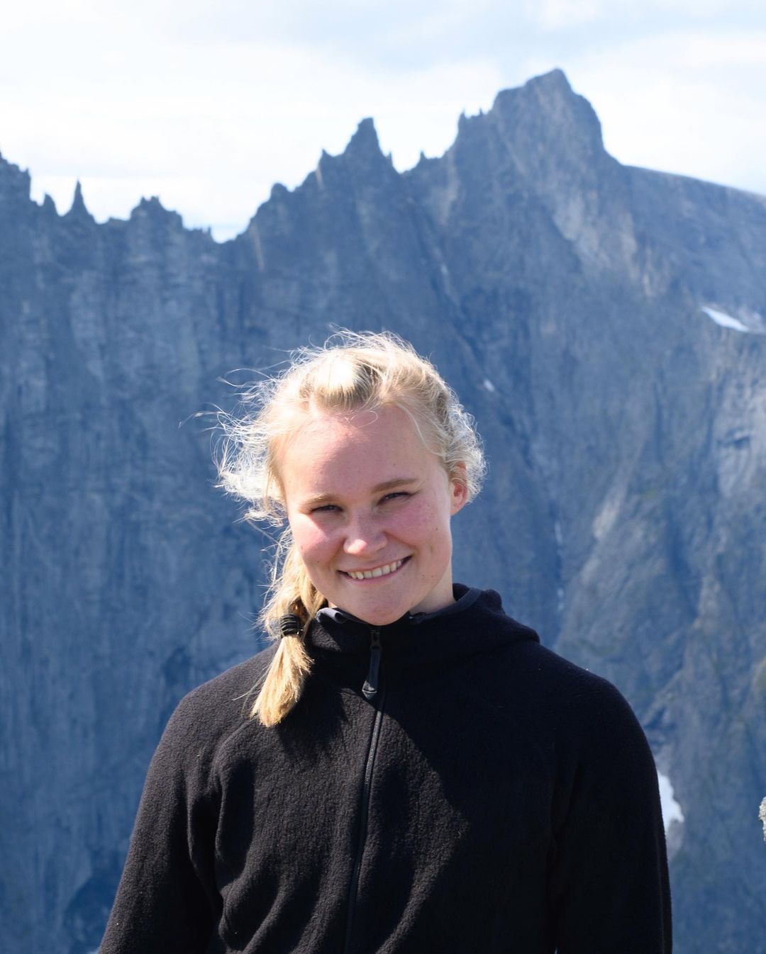 Woman jumps off 80-foot cliff for FUN in terrifying 'death diving ...