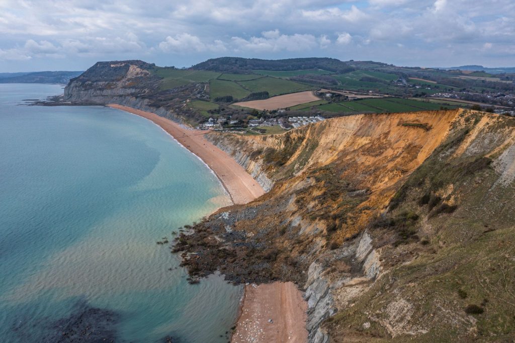 Shocking images show HUGE LANDSLIDE next to Broadchurch beach – months ...
