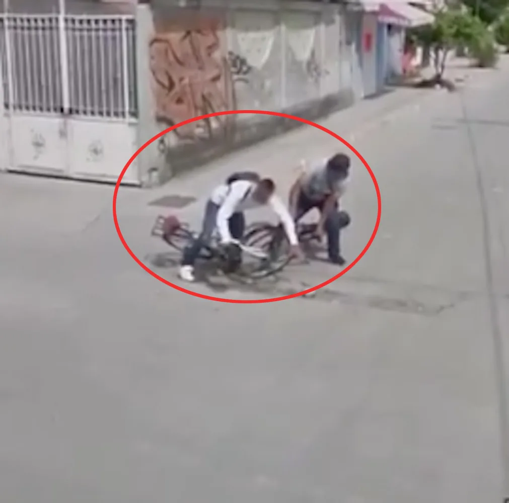 VIDEO: Cyclists spotted colliding at crossroads… on Google Maps | Need ...