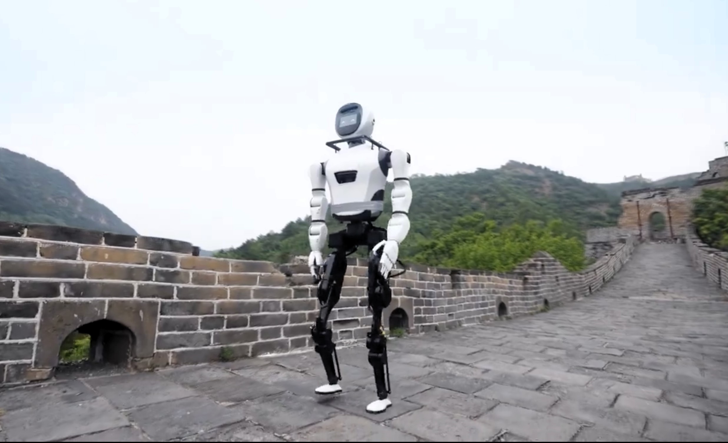Humanoid robot goes for a stroll on Great Wall of China but eagle-eyed ...