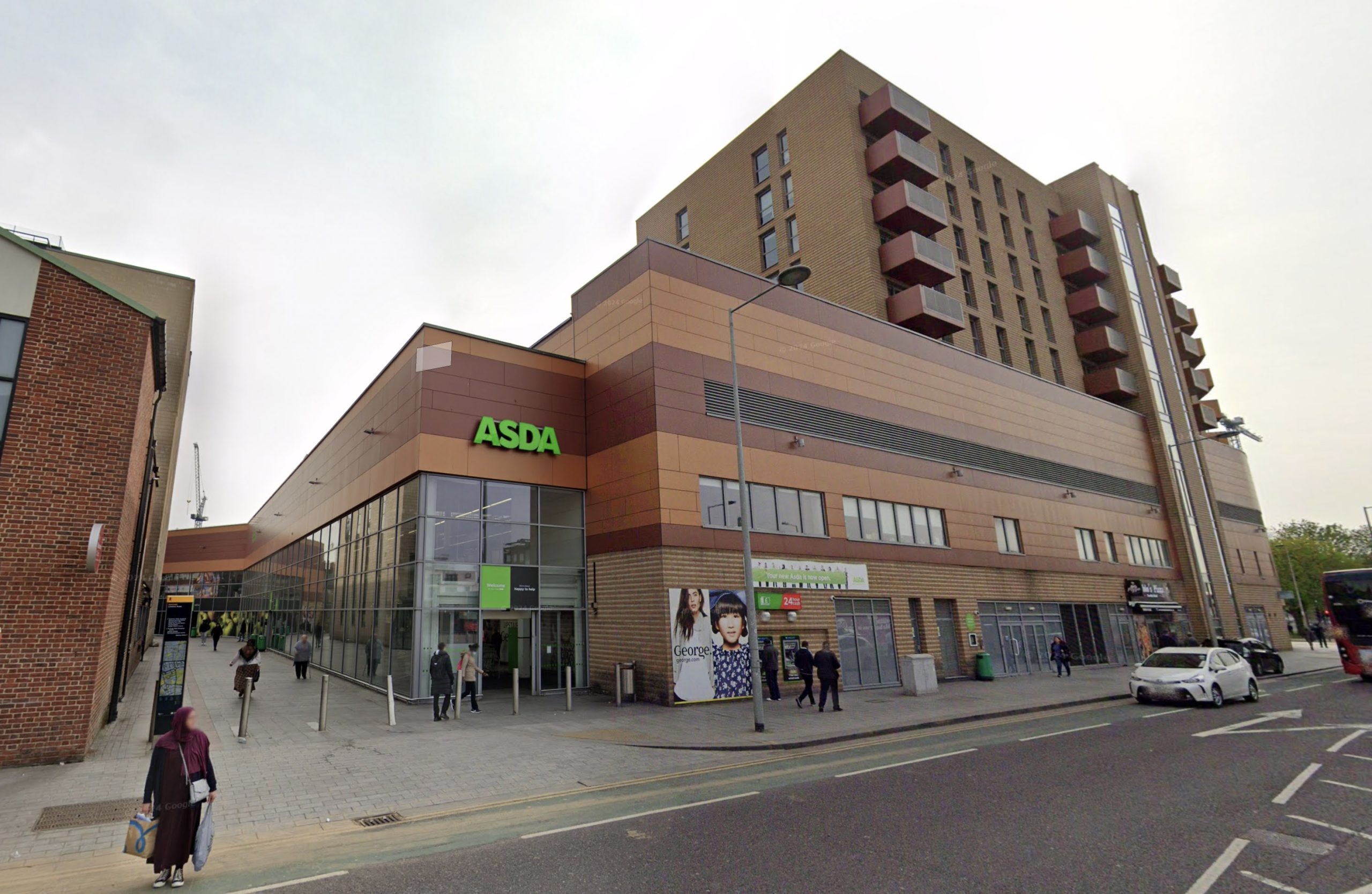 Woman tussles with security guard after being accused of stealing at ...