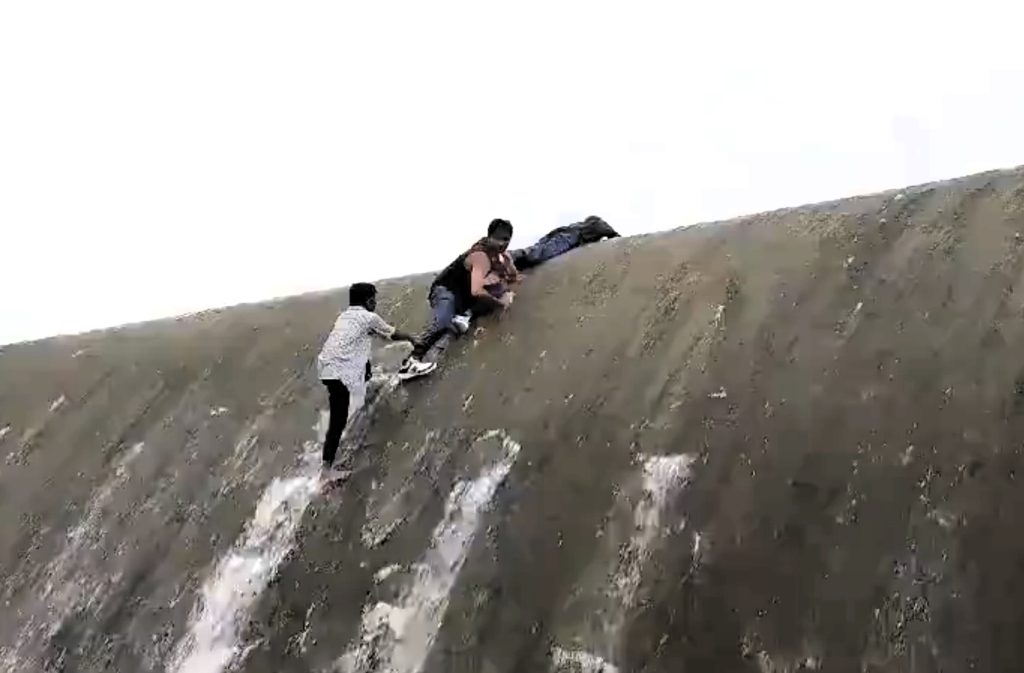 Horror moment man falls off DAM and drowns after dangerous stunt – as ...