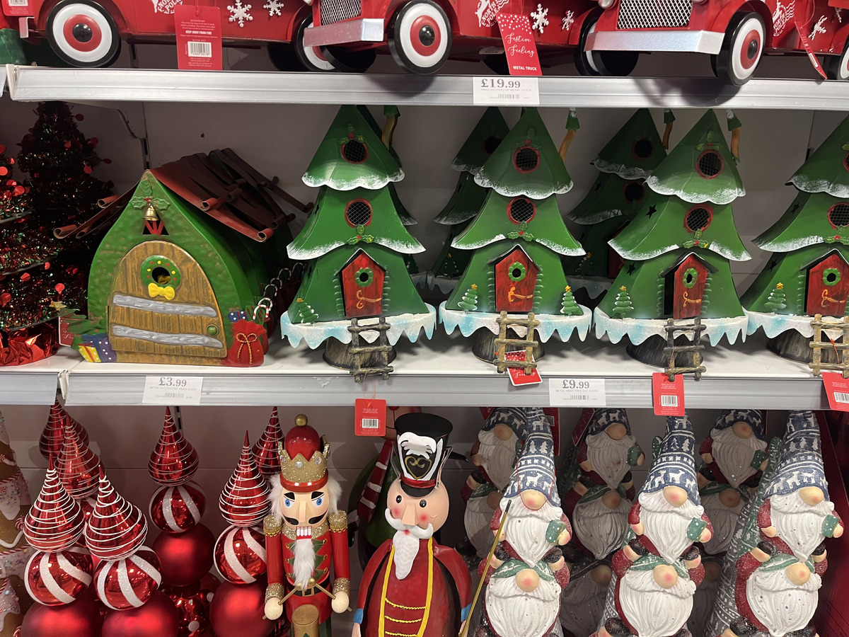 Shoppers slam bargain shop selling festive decorations in August – 128 ...