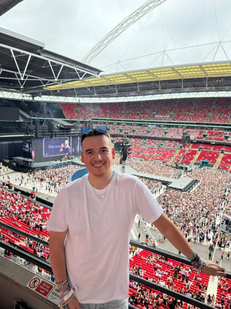 Thousands of Taylor Swift fans brought to standstill with crazy Tube ...
