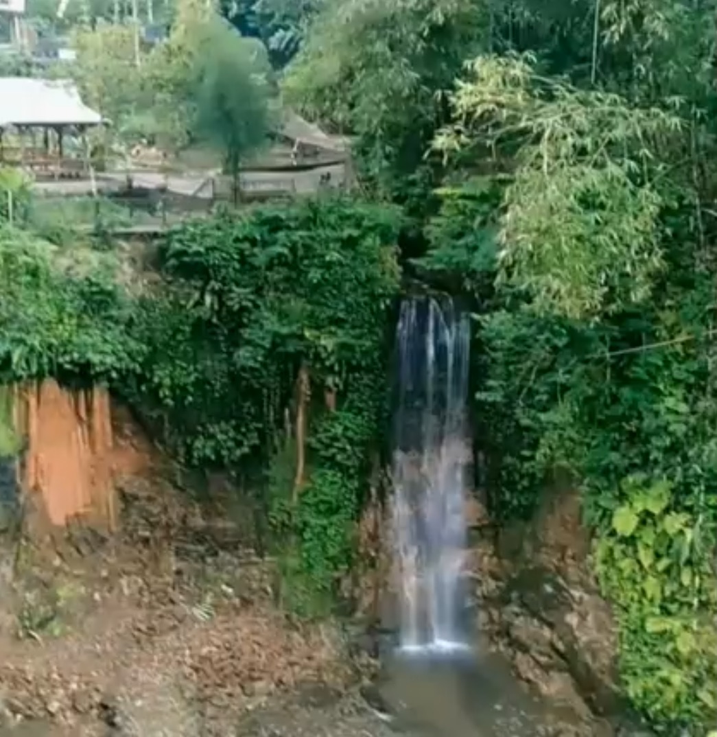 Tourist plunges 82ft to death from Bali waterfall while taking selfie ...