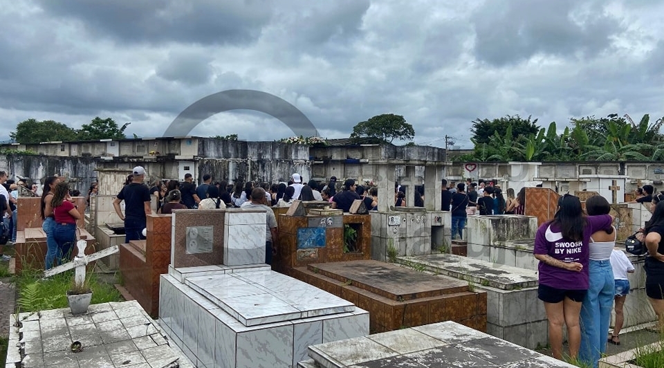 Mum, 26, is gunned down in front of beauty salon ‘in revenge for break ...