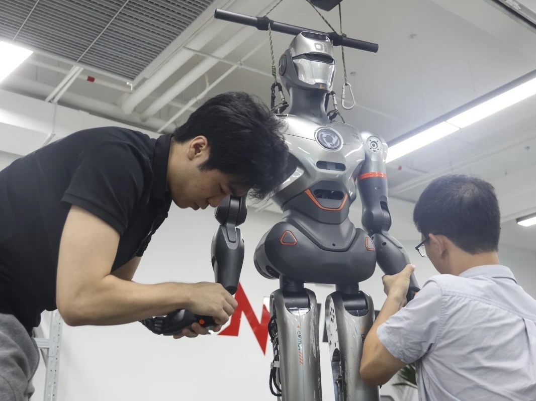 Moment 'eerily human-like' robot wanders the streets | Need To Know