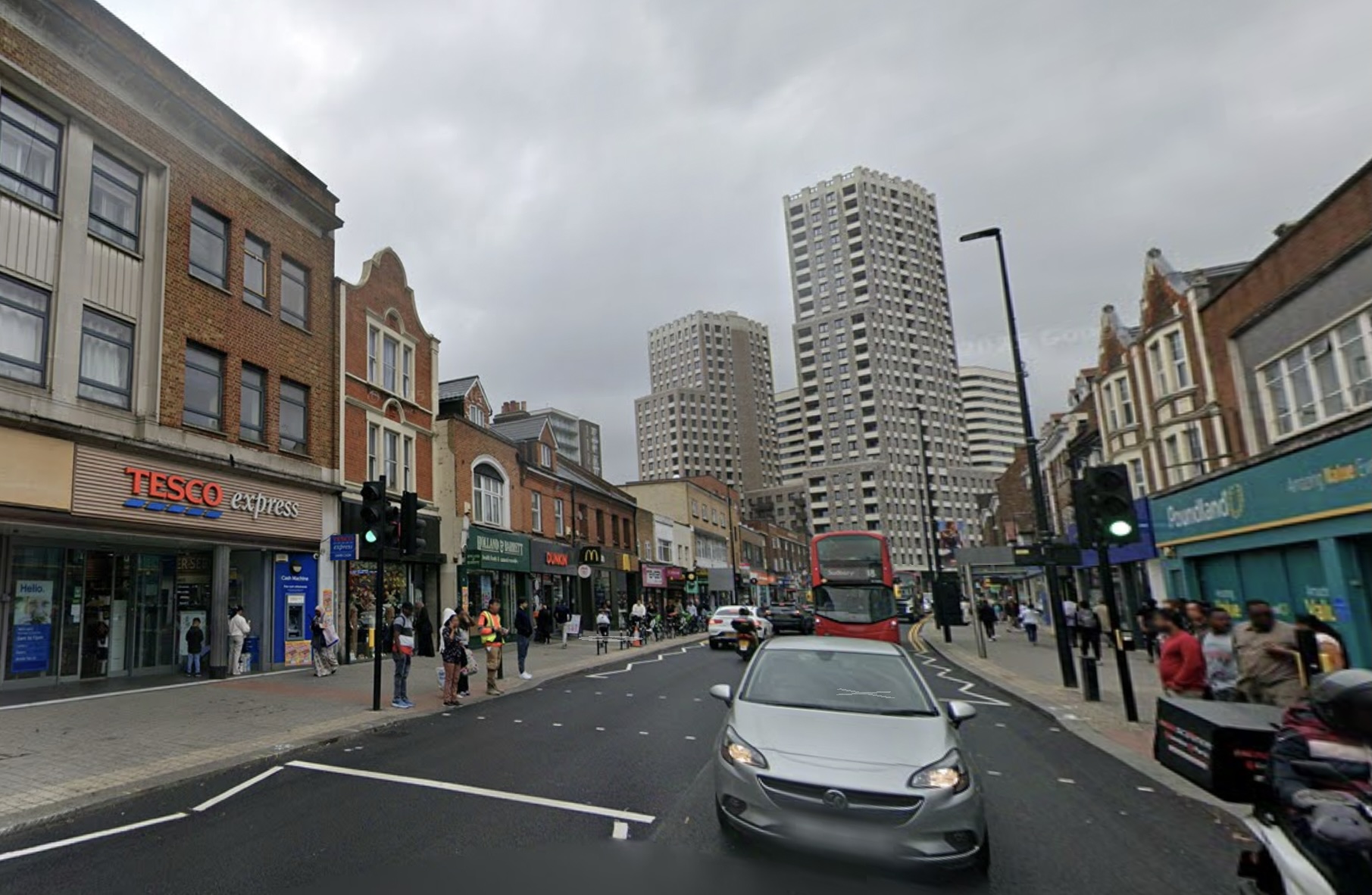 Angry bus passenger bangs screen 32 times and threatens to ‘bust ...