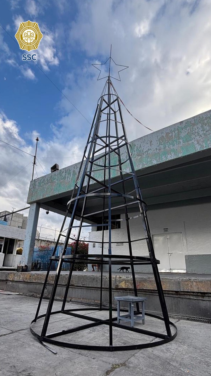 Inmates build huge steel Christmas tree in prison | Need To Know