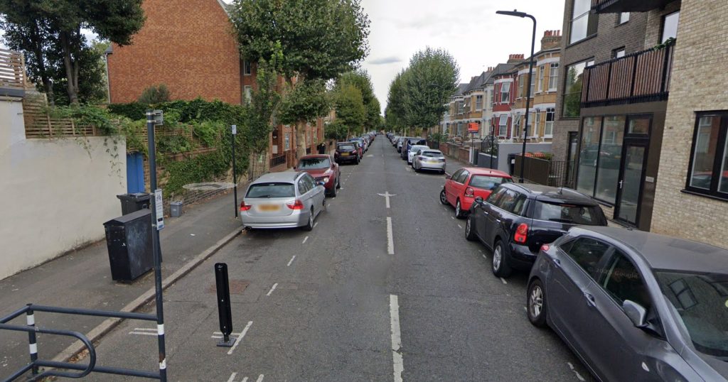 Chilling moment crooks on moped try to steal brave man’s e-bike while ...