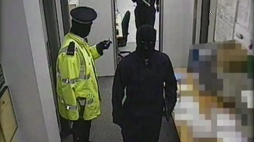 Lee Murray's family plead for release of ailing Brit after 19 years ...